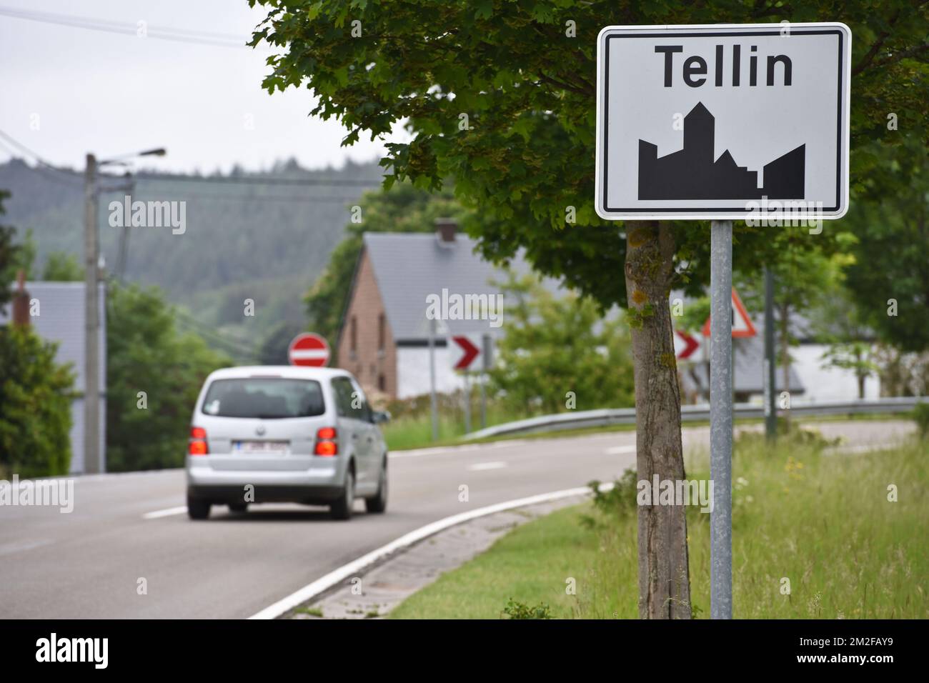 Illustration shows the name of the Tellin municipality on a road sign ...