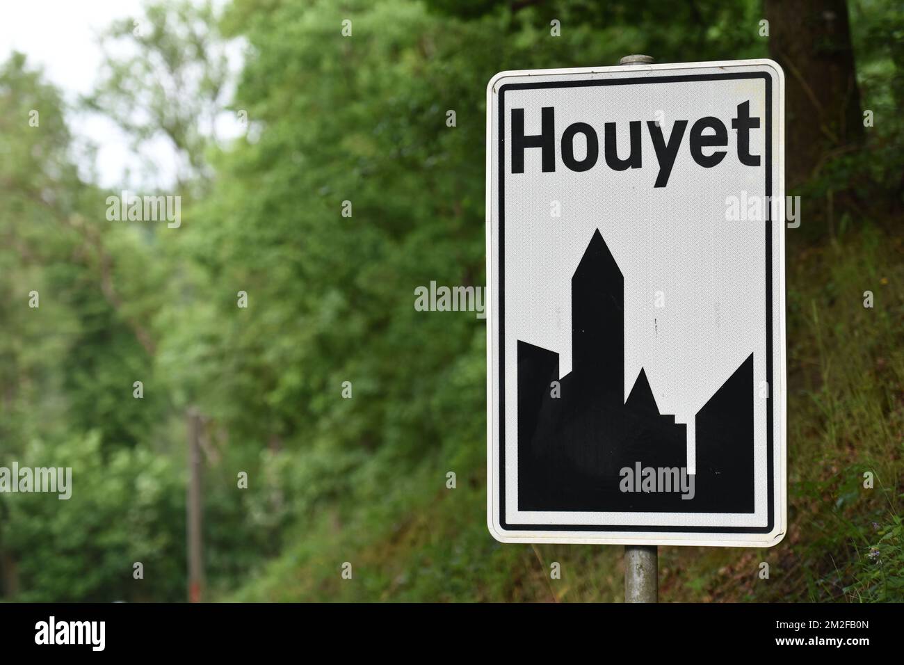 Illustration shows the name of the Houyet municipality on a road sign ...