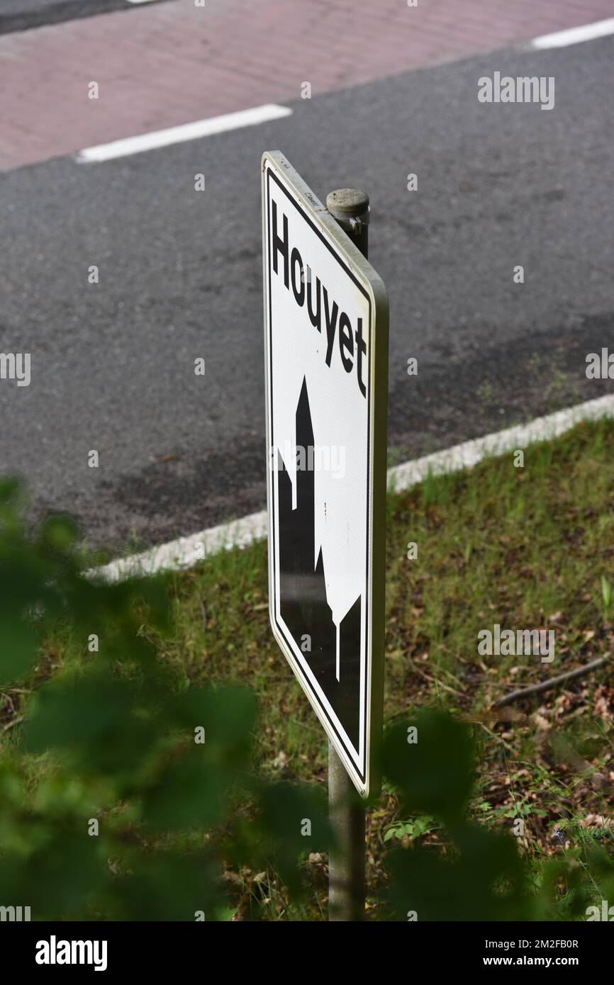 Illustration shows the name of the Houyet municipality on a road sign ...