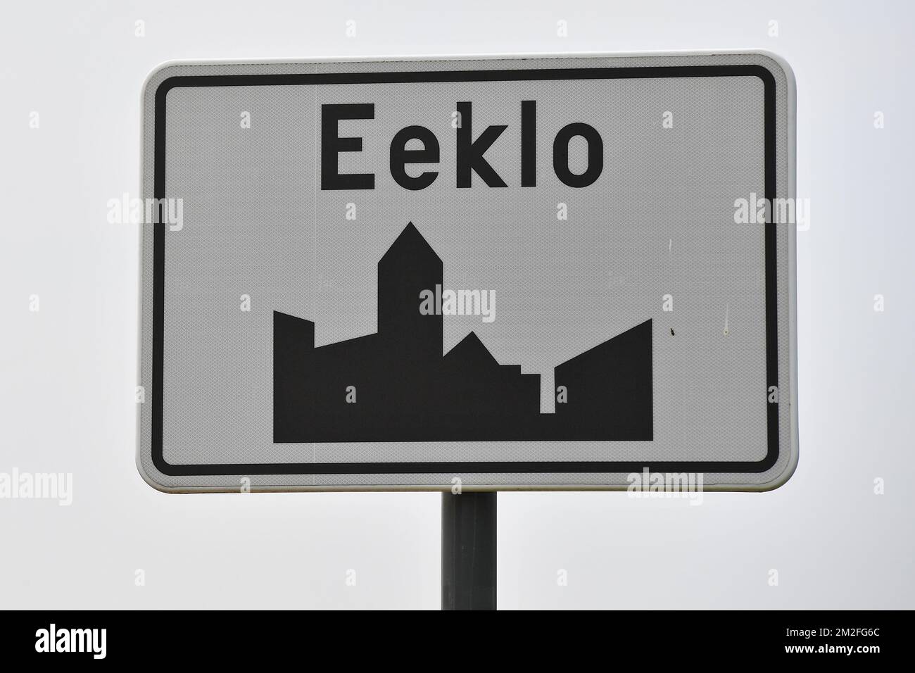 Illustration shows the name of the Eeklo municipality on a road sign ...