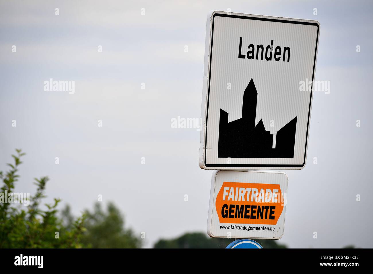 Illustration shows the name of the Landen municipality on a road sign ...