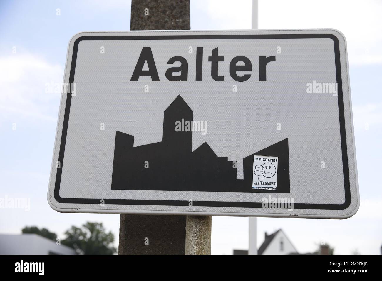 Illustration shows the name of the Aalter municipality on a road sign ...