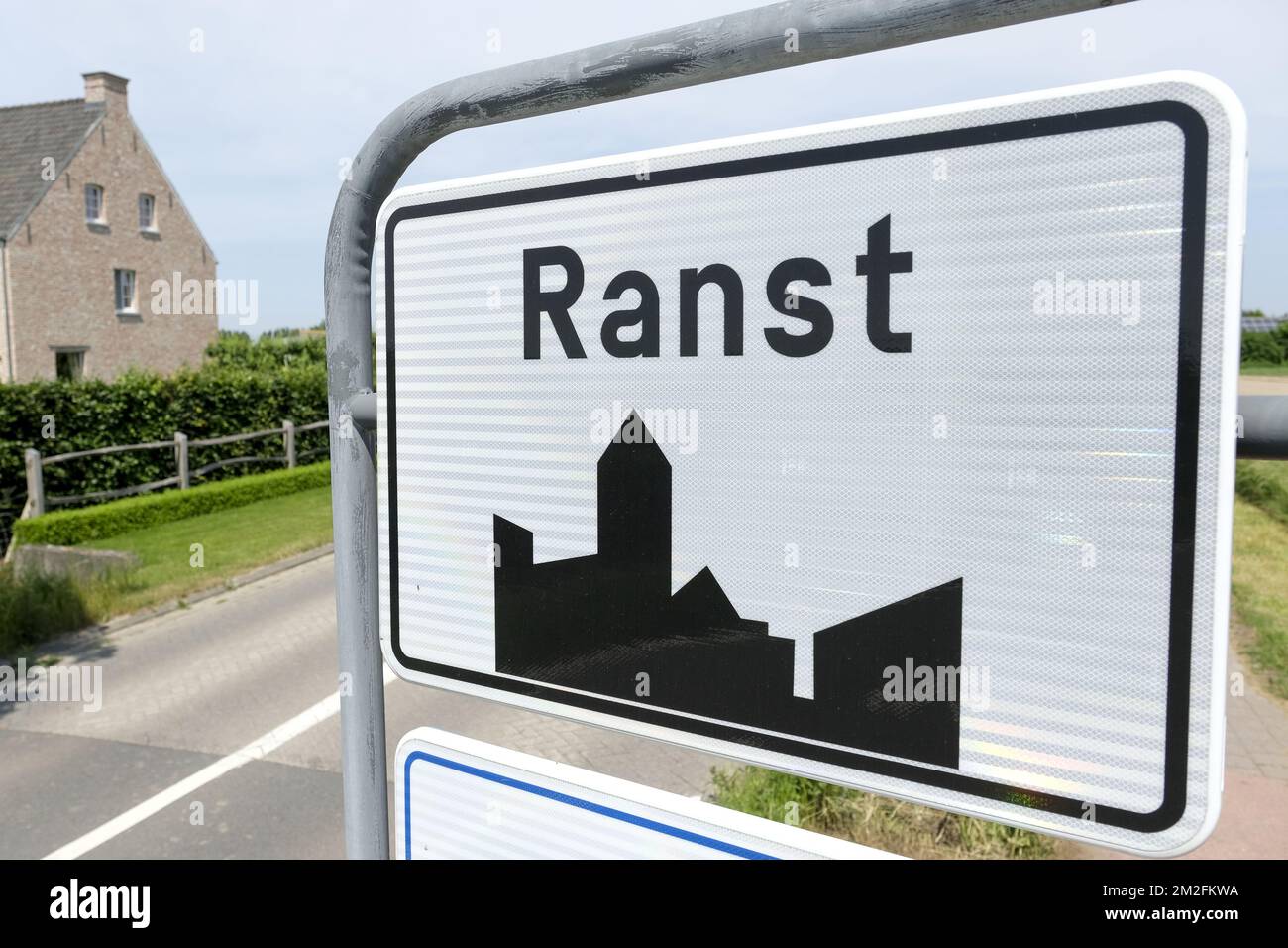 Illustration shows the name of the Ranst municipality on a road sign ...