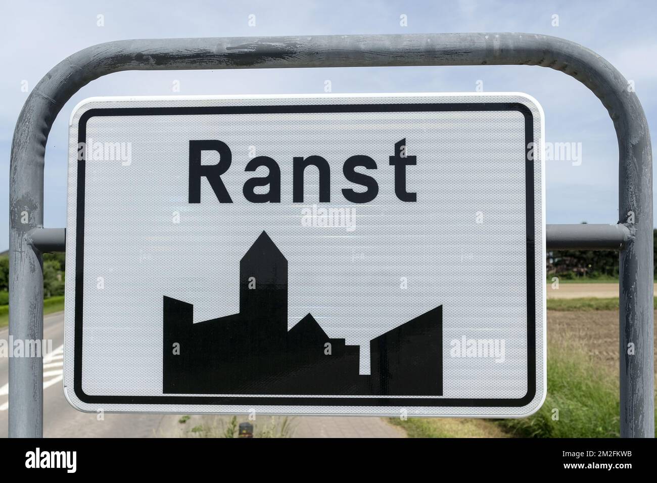 Illustration shows the name of the Ranst municipality on a road sign ...
