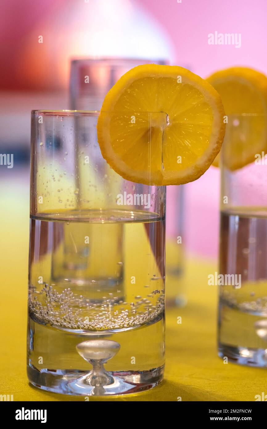 Bulle jaune hi-res stock photography and images - Alamy