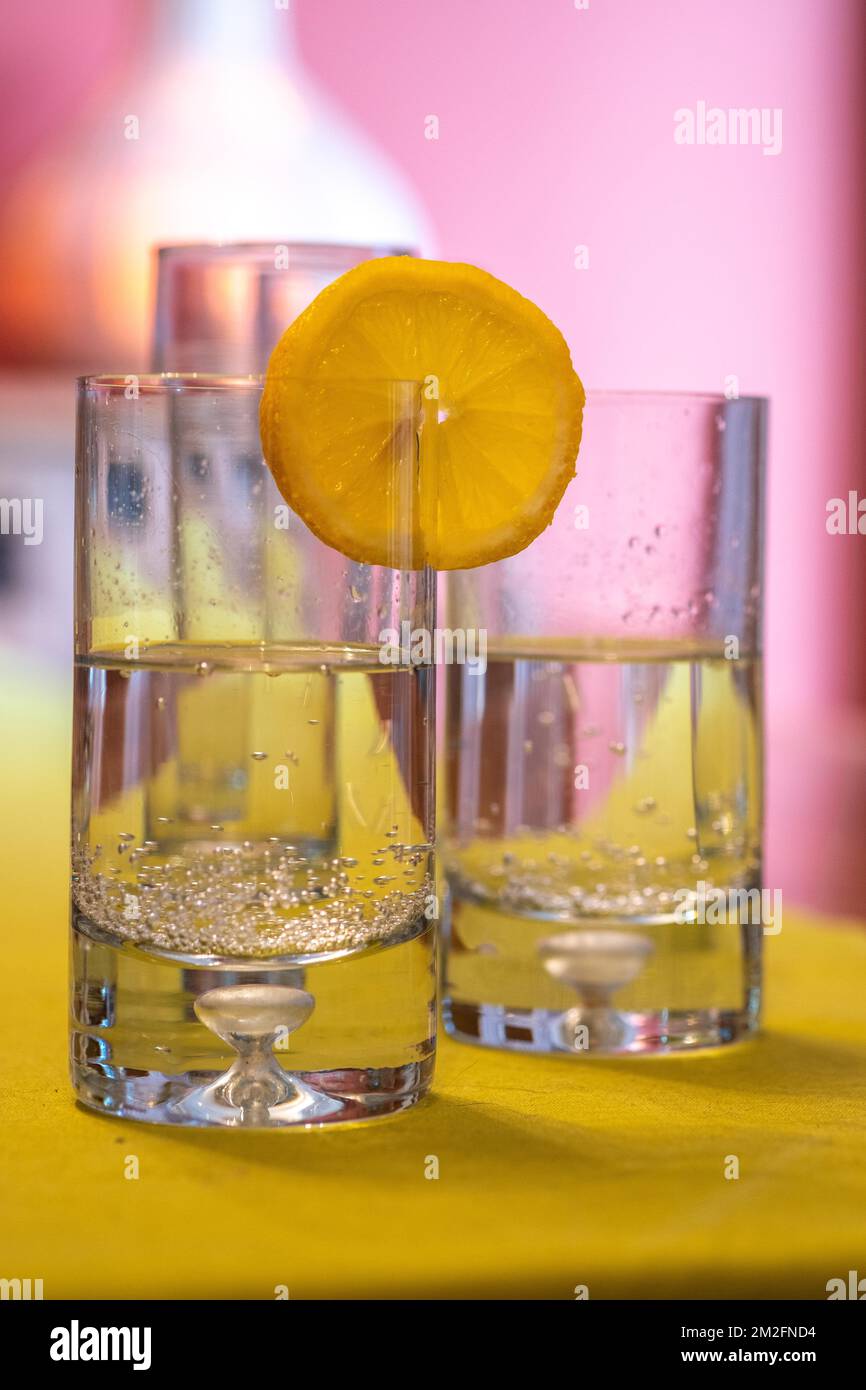 Bulle jaune hi-res stock photography and images - Alamy