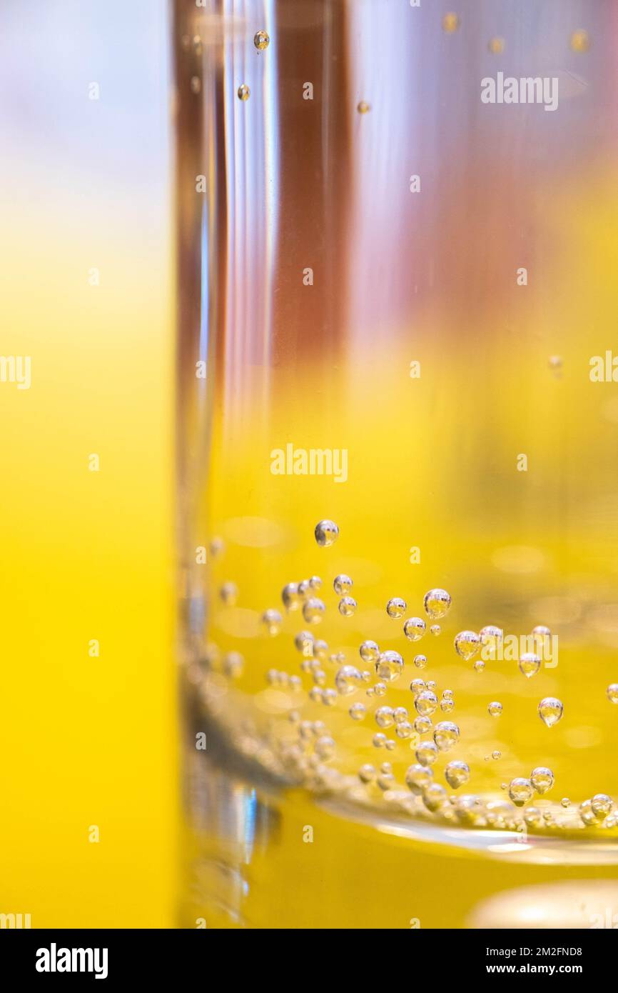 Bulle jaune hi-res stock photography and images - Alamy