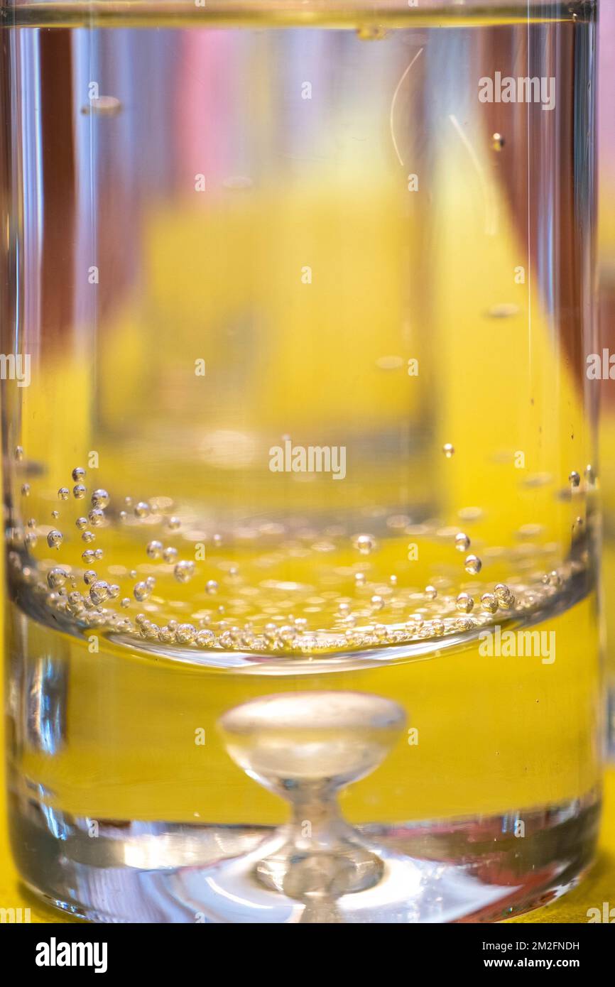 Bulle jaune hi-res stock photography and images - Alamy