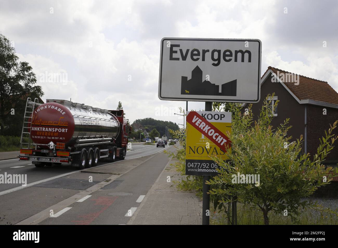Illustration shows the name of the Evergem municipality on a road sign ...