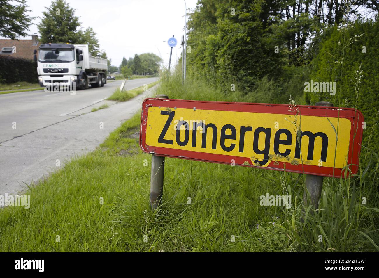 Illustration shows the name of the Zomergem municipality on a road sign ...