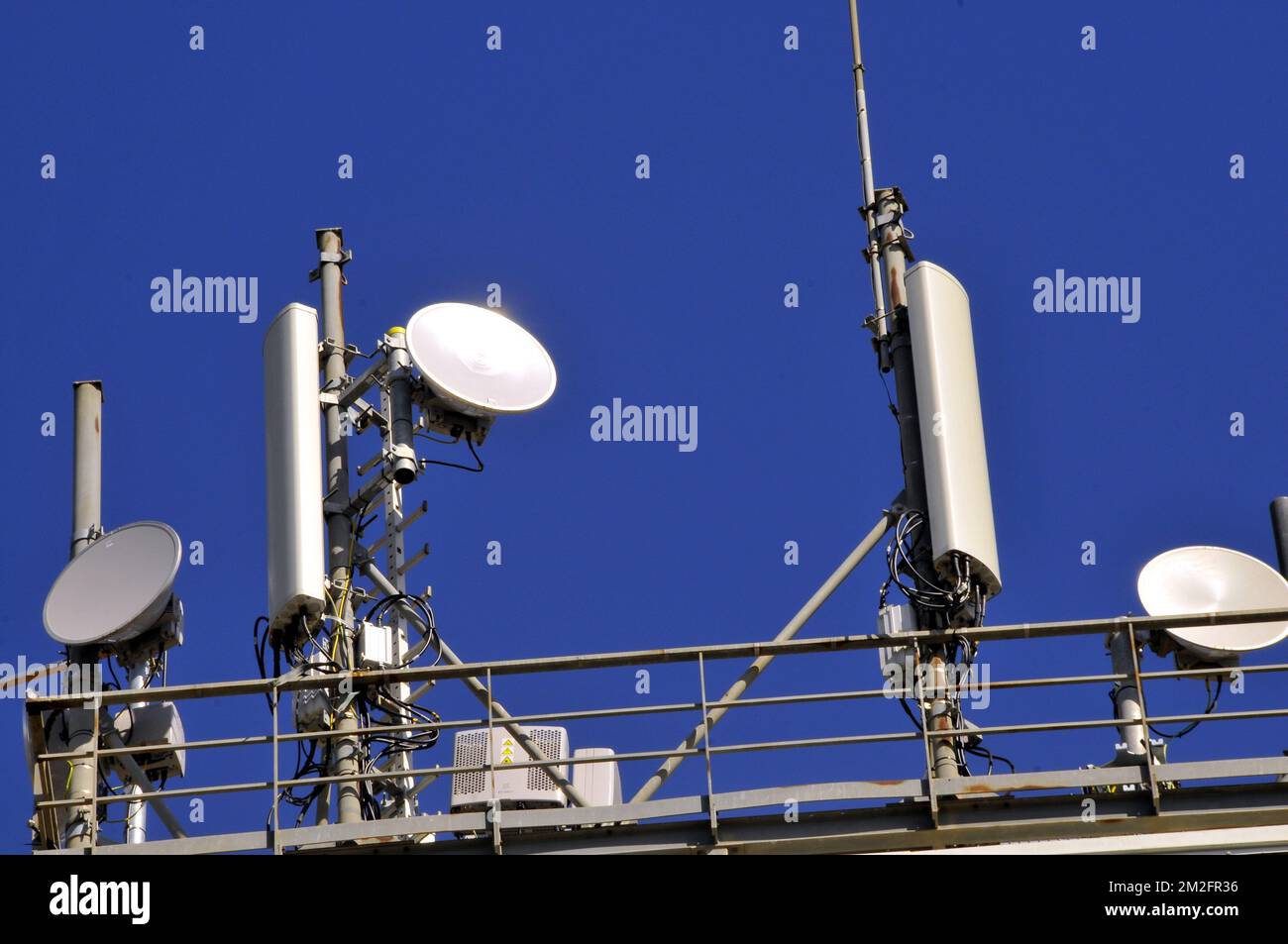 Satellite reception hi-res stock photography and images - Alamy