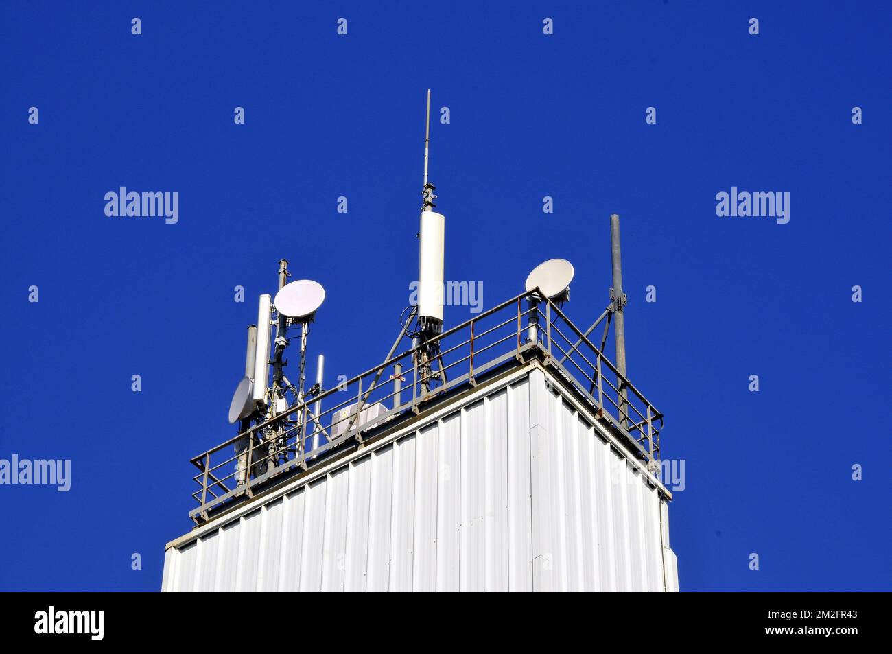 Satellite reception hi-res stock photography and images - Alamy