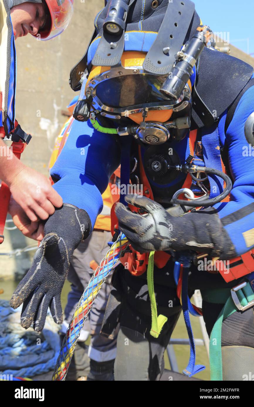 Plongee scaphandrier hi-res stock photography and images - Alamy