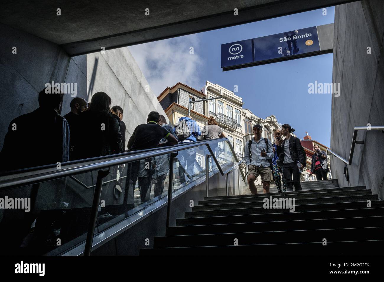 The nice Porto city. Sao Bento metro station | La ville de Porto ...
