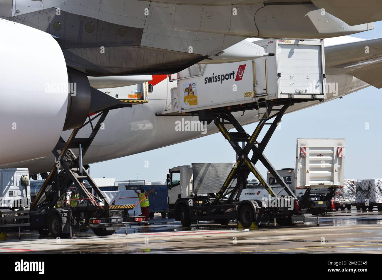 Baggage handlers swissport hi-res stock photography and images - Alamy