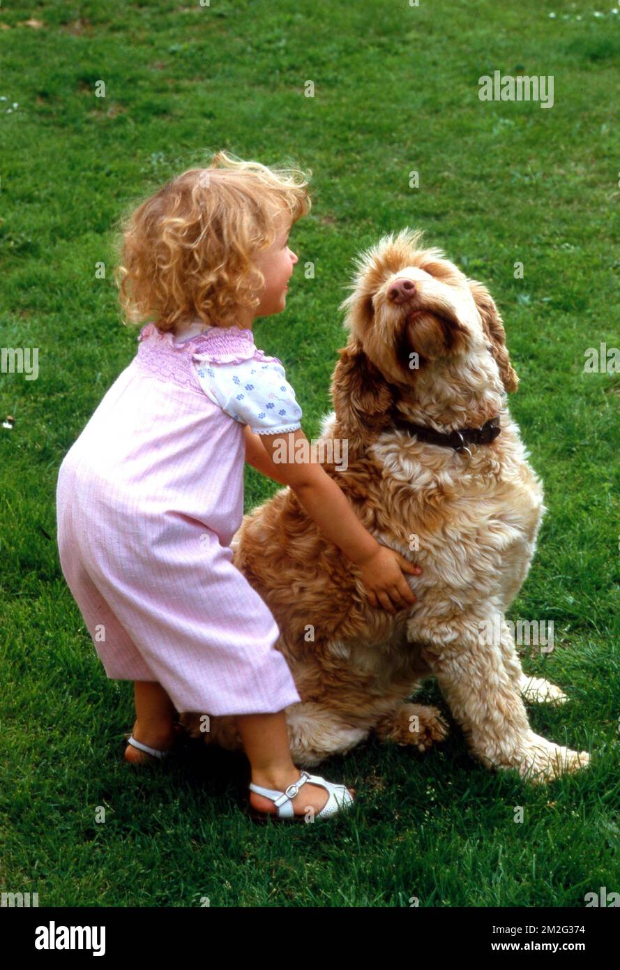 Enfant et animaux hi-res stock photography and images - Alamy