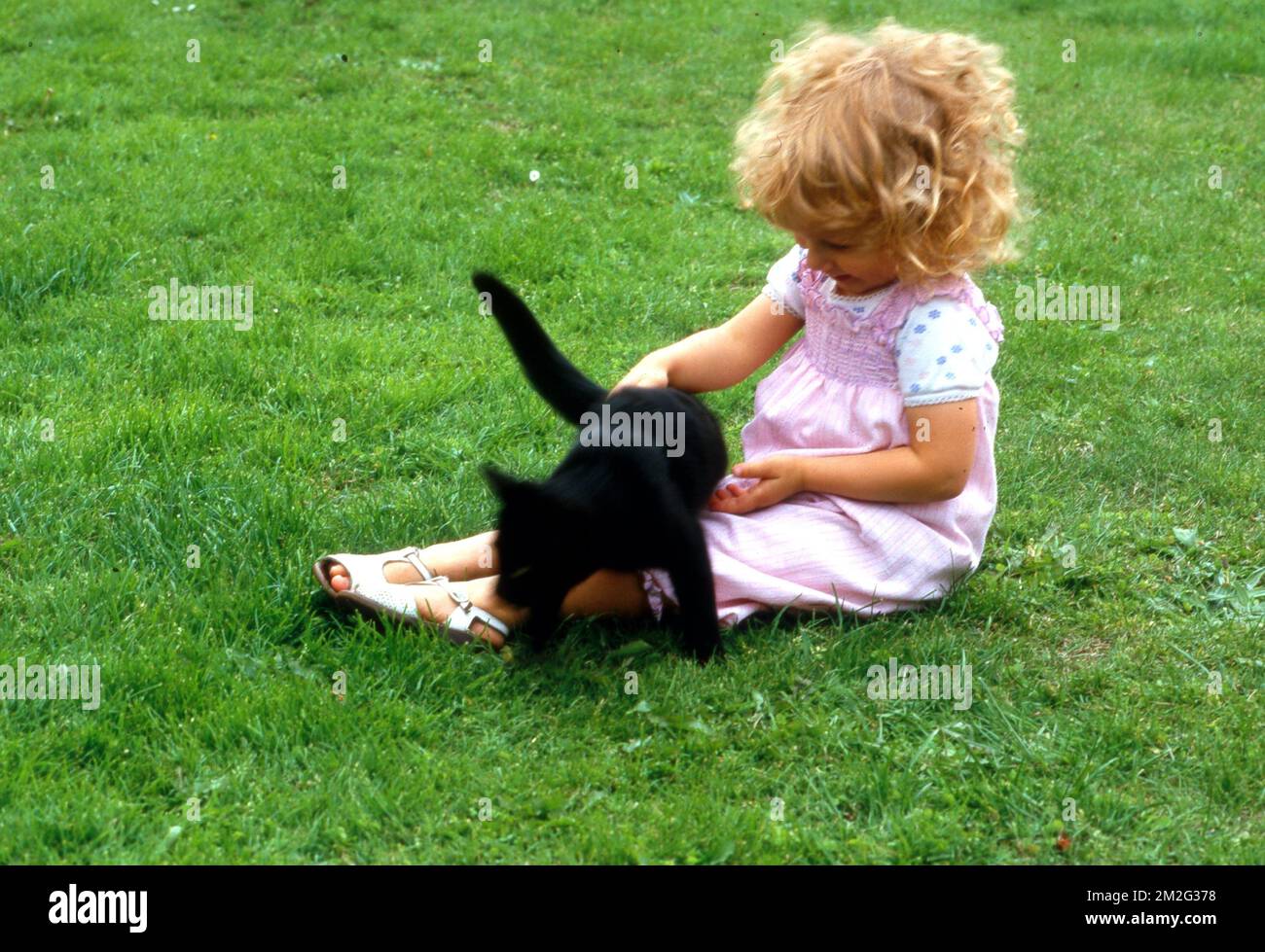 Enfant et animaux hi-res stock photography and images - Alamy