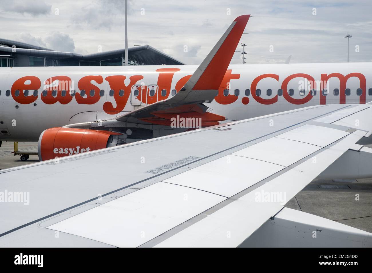 Easyjet.com vue sur un avion de la compagnie low cost et le logo de la ...