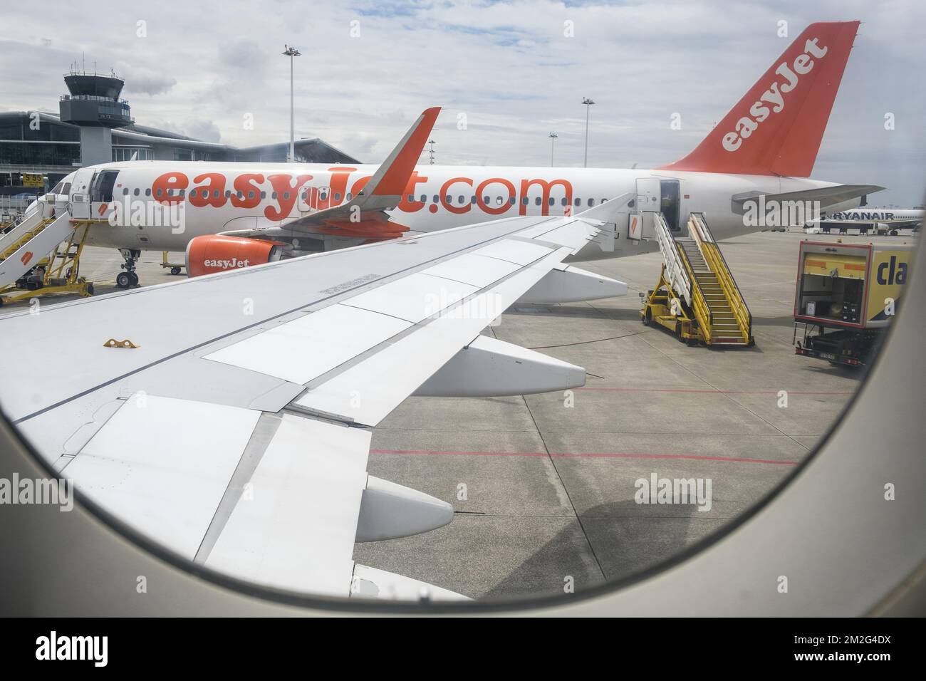 Easyjet.com vue sur un avion de la compagnie low cost et le logo de la ...