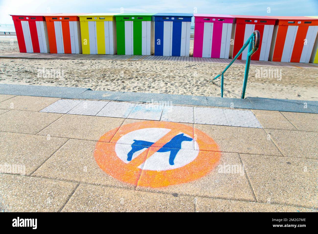 Forbidden dogs. | Interdit aux chiens. 05/05/2016 Stock Photo - Alamy