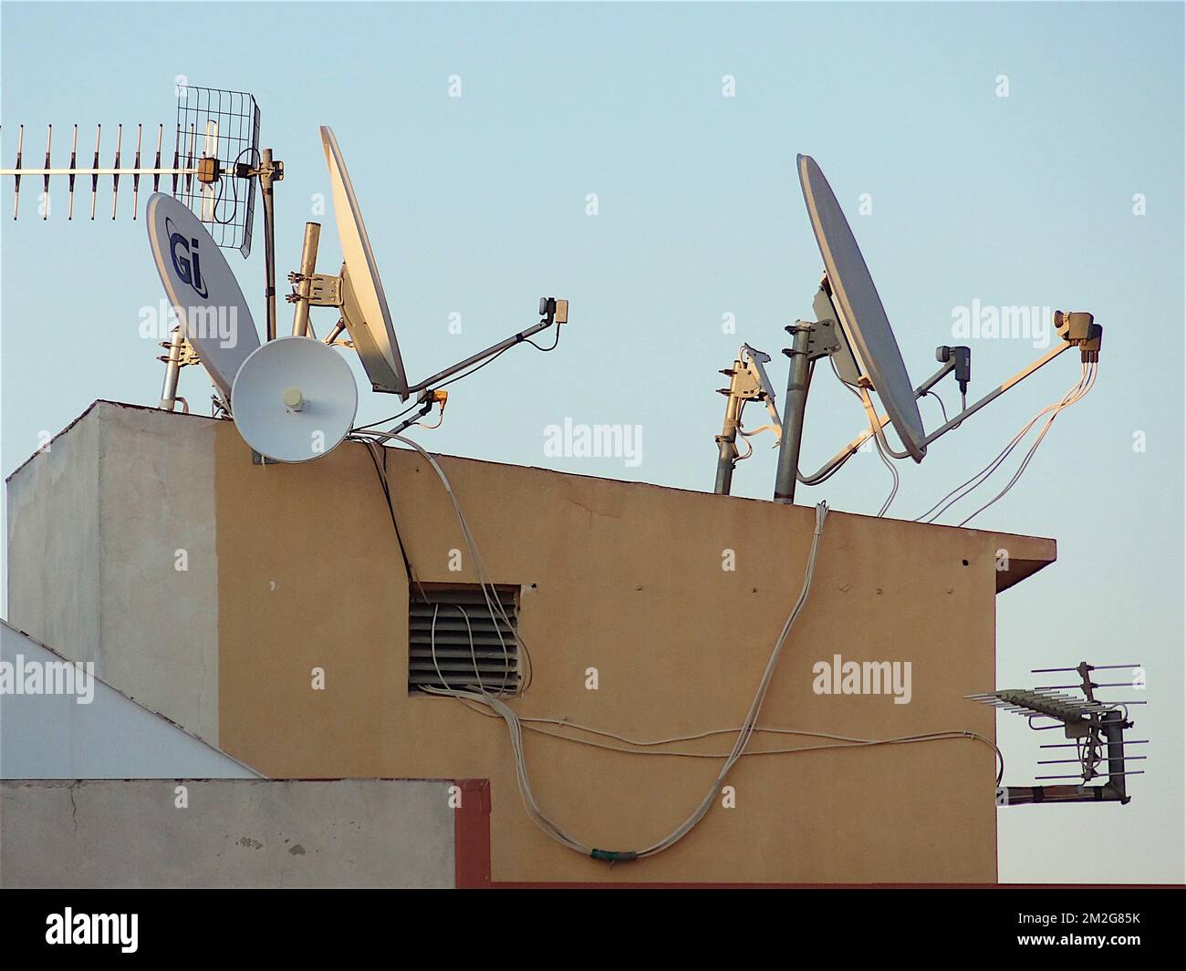 Antenna and parable | Antenne et parabole 23/06/2018 Stock Photo - Alamy