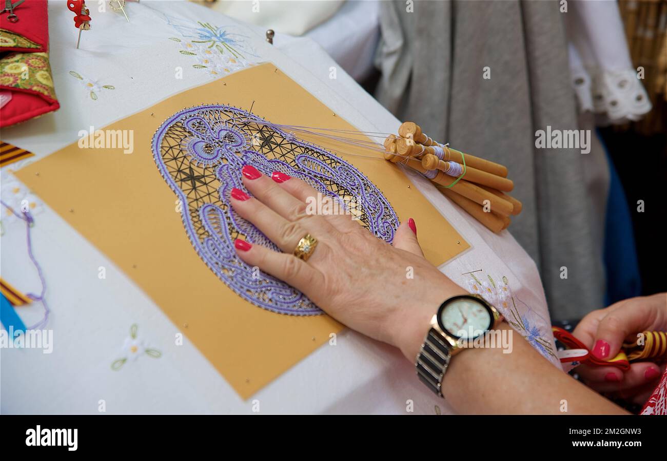 Lacemakers at work | Dentellières au travail 08/07/2018 Stock Photo - Alamy