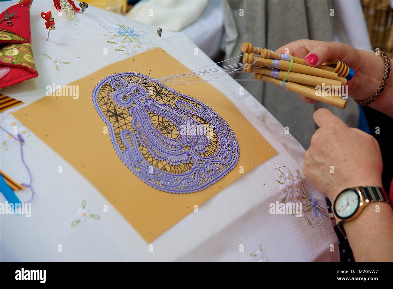 Lacemakers at work | Dentellières au travail 08/07/2018 Stock Photo - Alamy