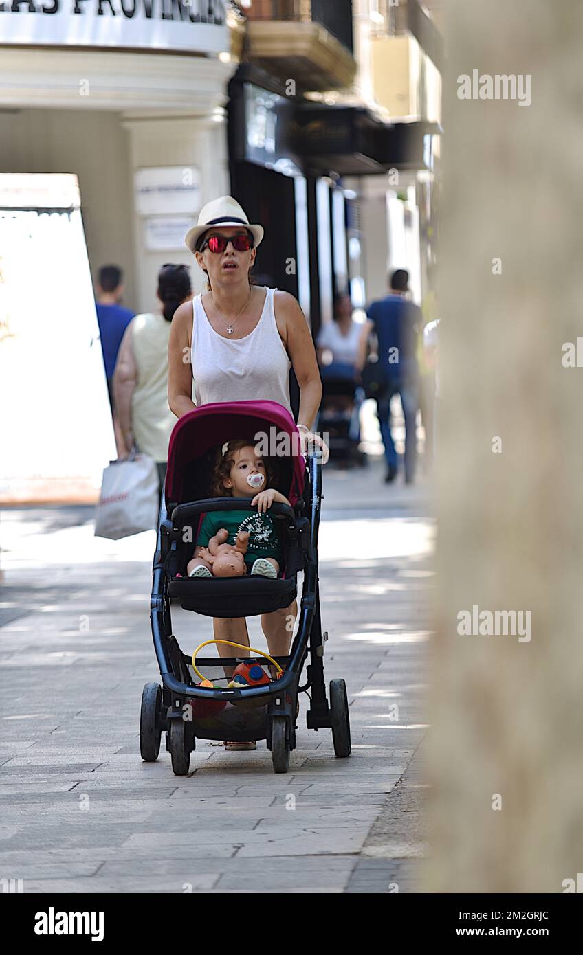 Jeune petit enfant enfants enfants enfants hi-res stock photography and ...