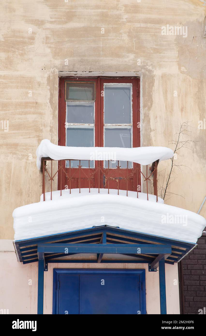 Canopy over the front door hi-res stock photography and images - Alamy