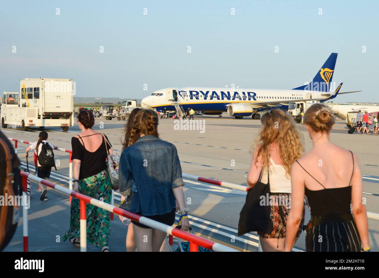 Aeroport embarquement hi-res stock photography and images - Alamy