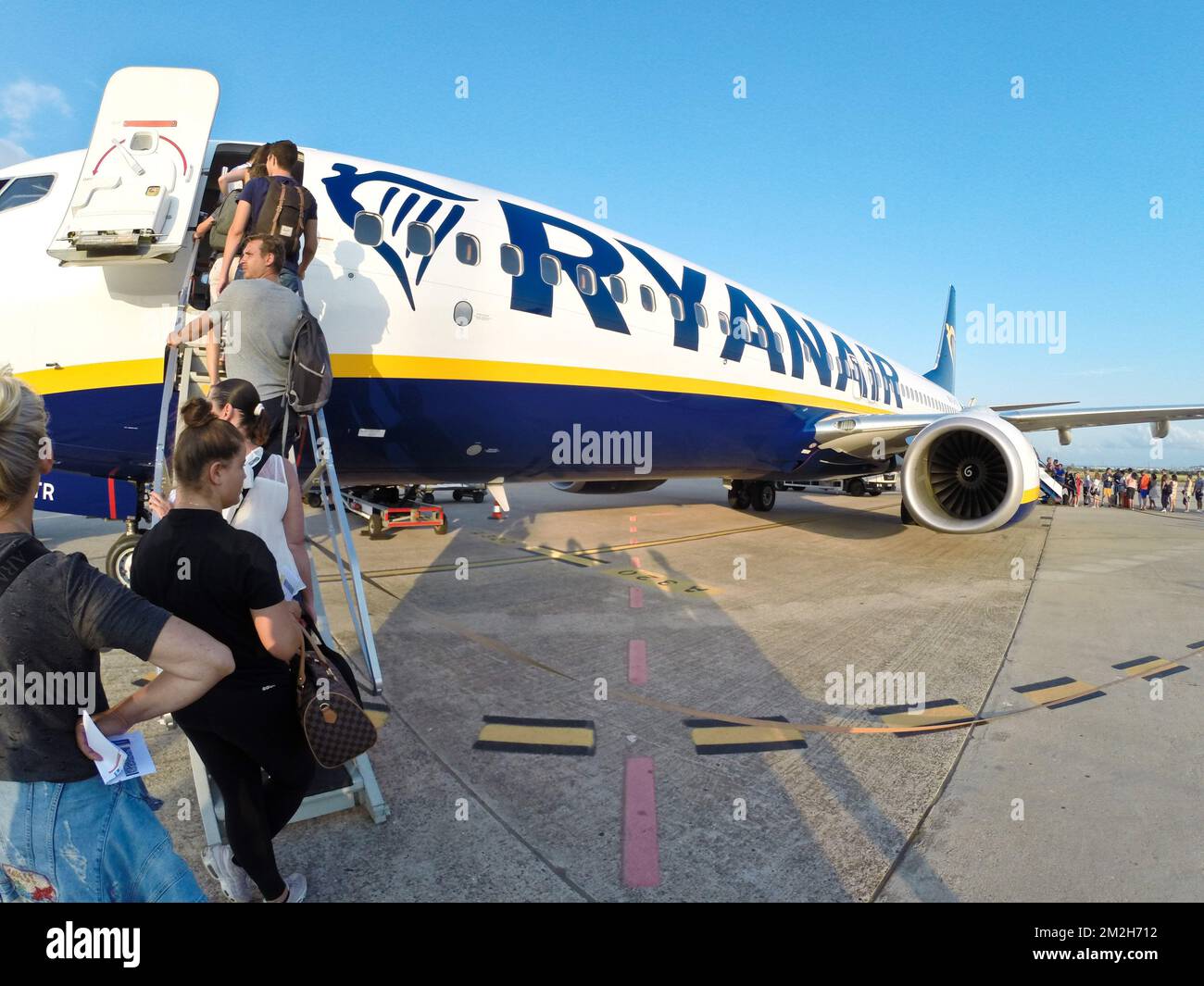 Aeroport embarquement hi-res stock photography and images - Alamy