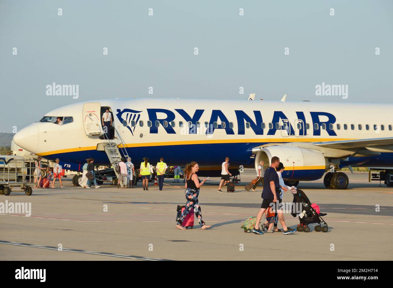 Aeroport embarquement hi-res stock photography and images - Alamy