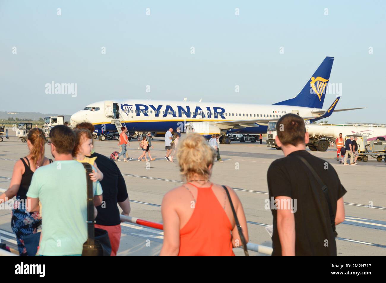 Aeroport embarquement hi-res stock photography and images - Alamy