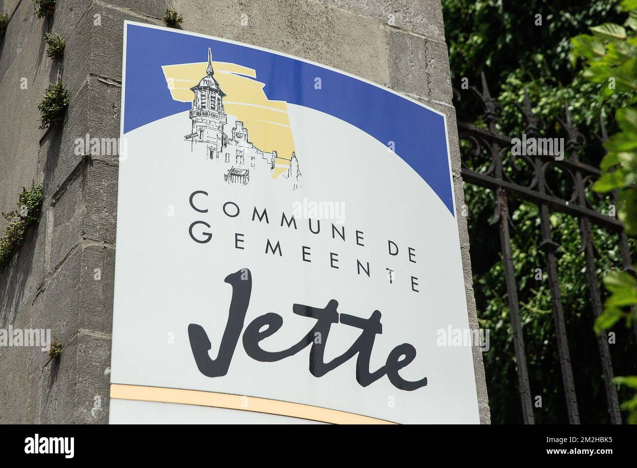 Illustration shows the name of the Jette municipality on a road sign ...