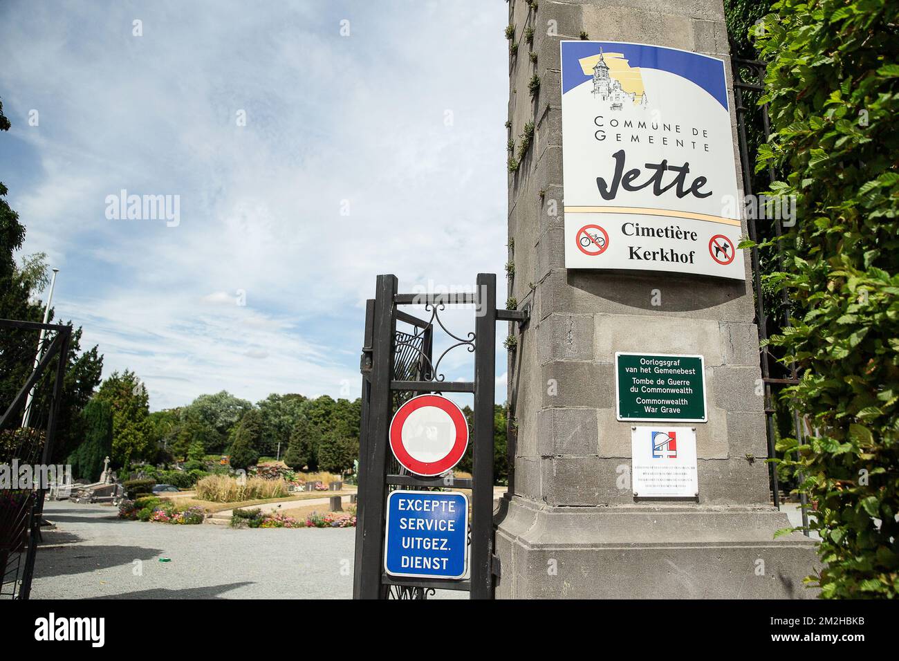 Illustration shows the name of the Jette municipality on a road sign ...