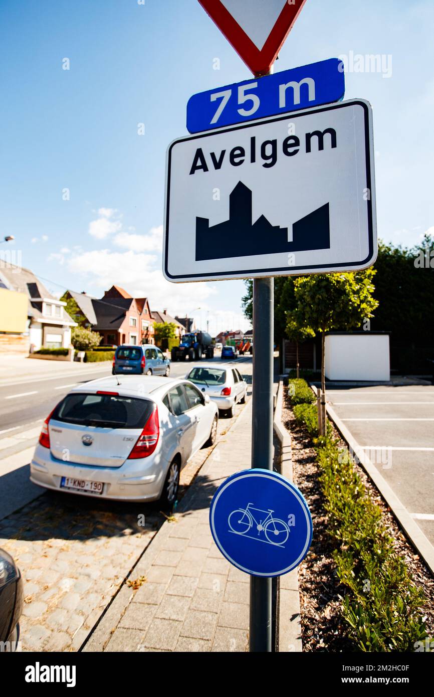 Illustration shows the name of the Avelgem municipality on a road sign ...