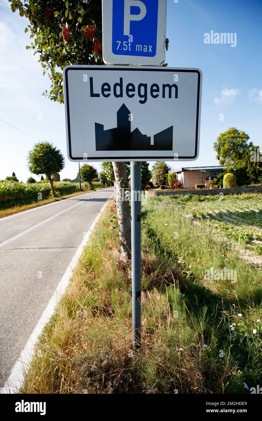 Illustration shows the name of the Ledegem municipality on a road sign ...