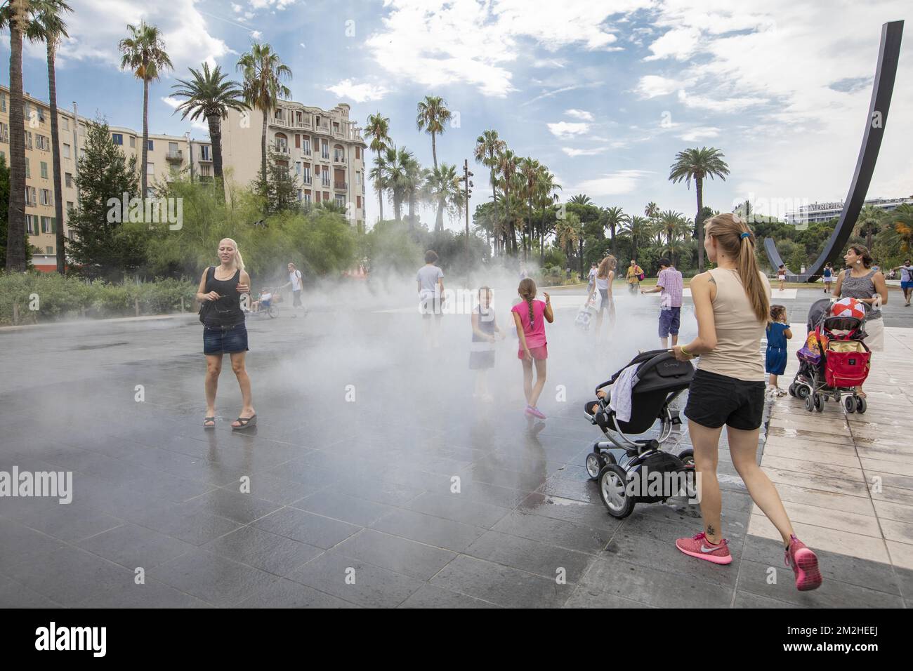Foggers, water jets or drink water, to protect yourself from the heat ...