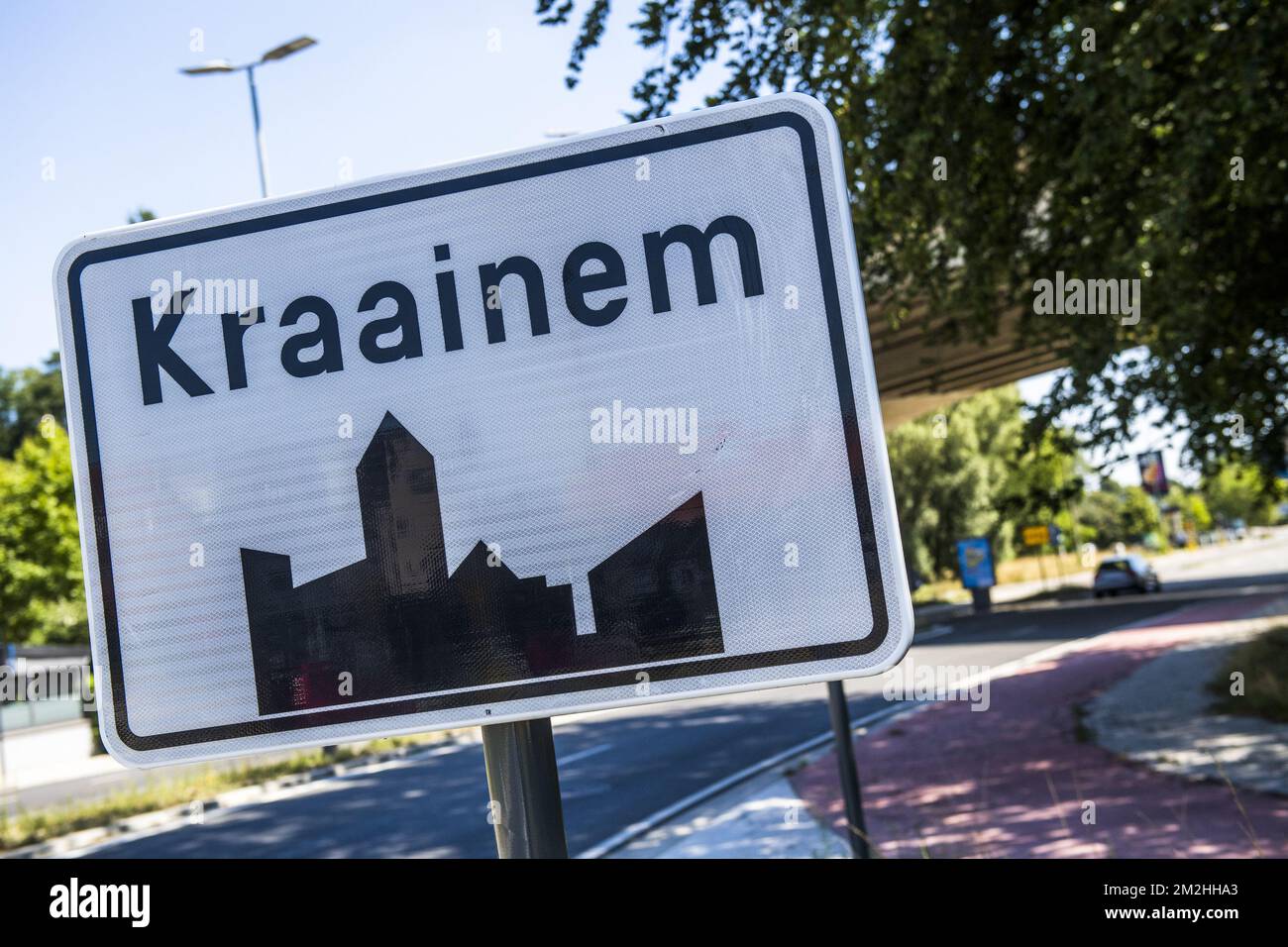 Illustration shows the name of the Kraainem municipality on a road sign ...