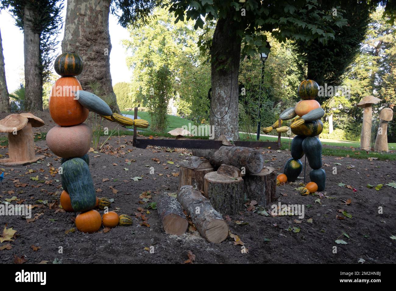 Log sculptures hi-res stock photography and images - Alamy