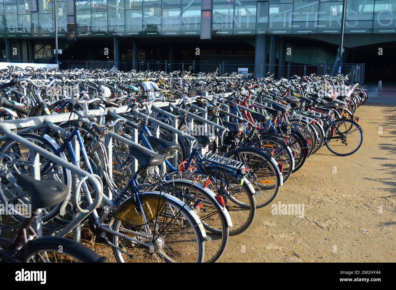 Parking velos hi-res stock photography and images - Alamy