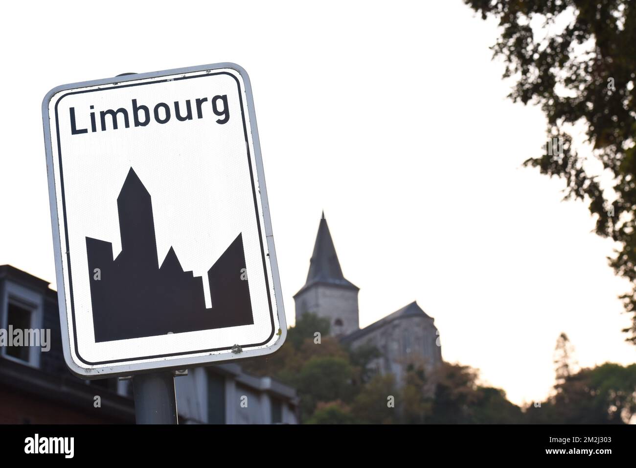 Illustration shows the name of the Limbourg municipality on a road sign ...