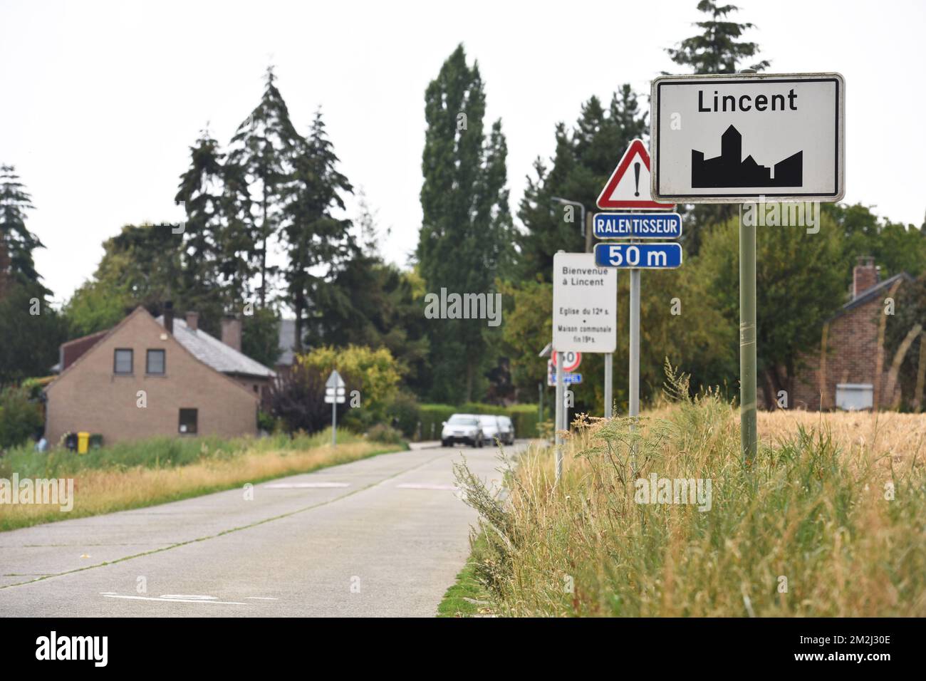 Illustration shows the name of the Lincent municipality on a road sign ...