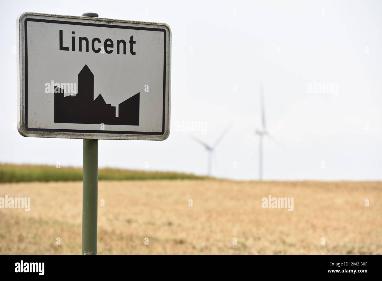Illustration shows the name of the Lincent municipality on a road sign ...