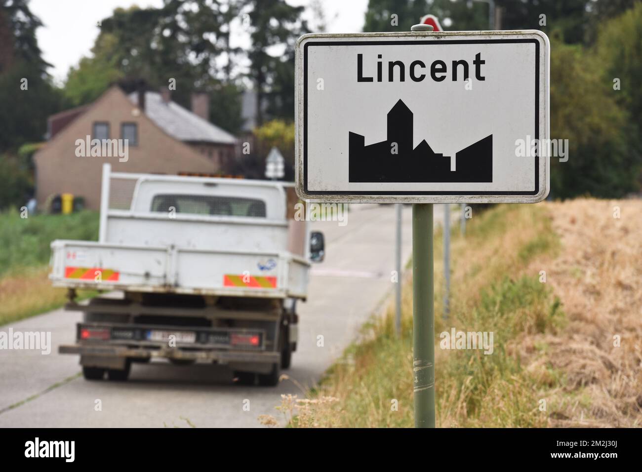 Illustration shows the name of the Lincent municipality on a road sign ...