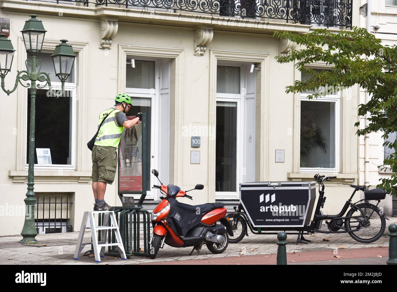 Worker with a bike | Travailleur à velo 30/08/2018 Stock Photo - Alamy