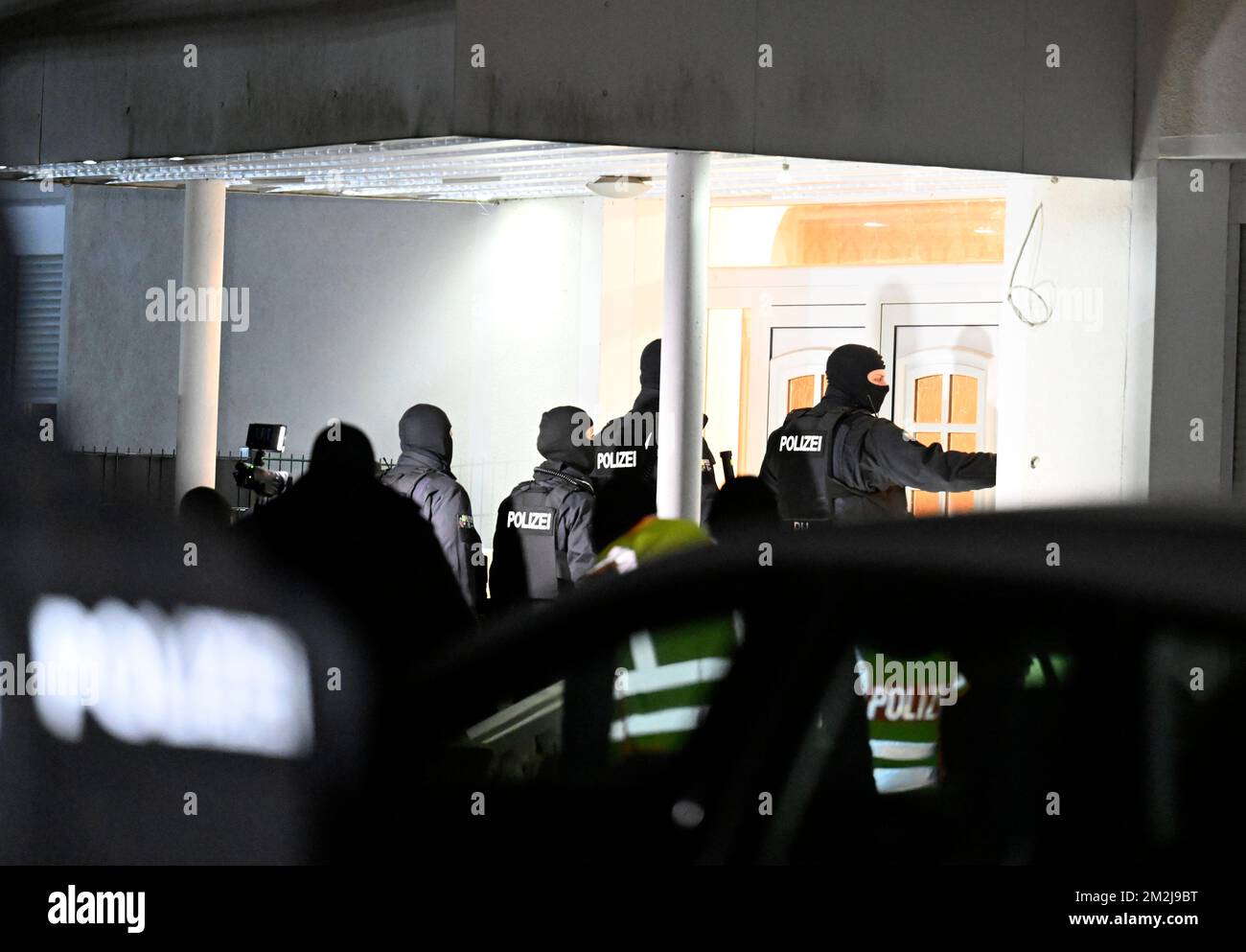 Solingen, Germany. 14th Dec, 2022. Police officers enter a house as ...