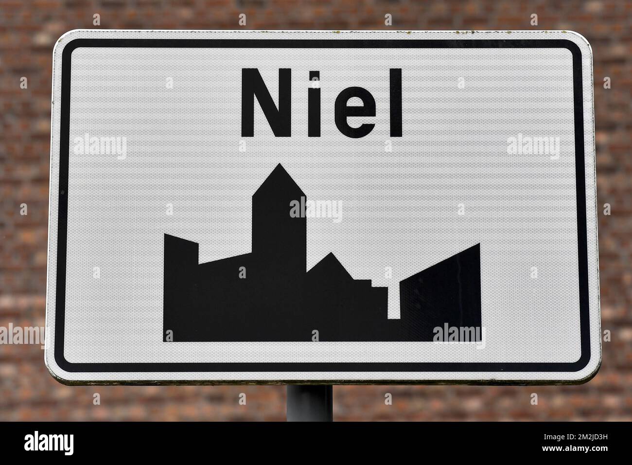 Illustration shows the name of the Niel municipality on a road sign ...