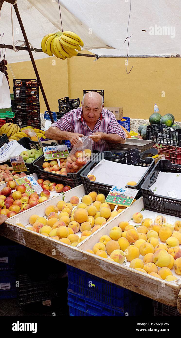 Marche aux fruits et legumes hi-res stock photography and images - Alamy