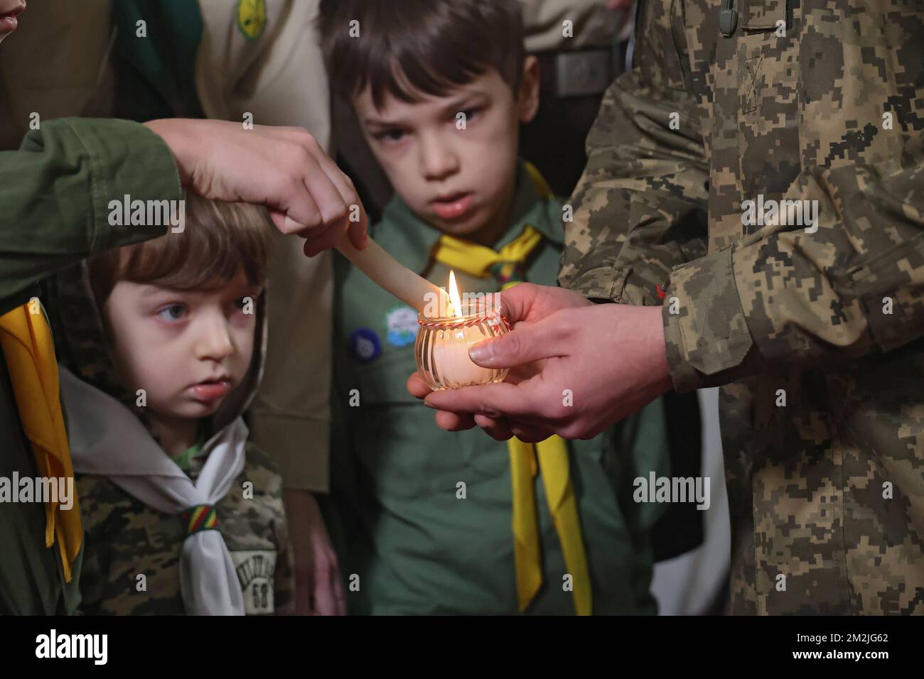 Non Exclusive: KHARKIV, UKRAINE - DECEMBER 13, 2022 - Plast scouts hand ...